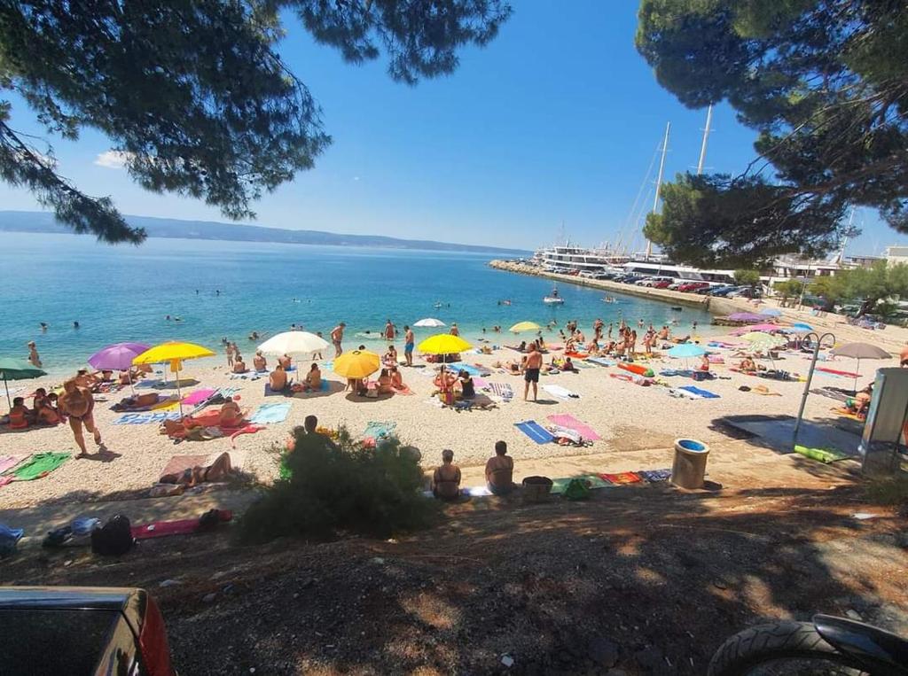 Next to the beach new modern apartment (Kroatien Jesenice) - Booking.com