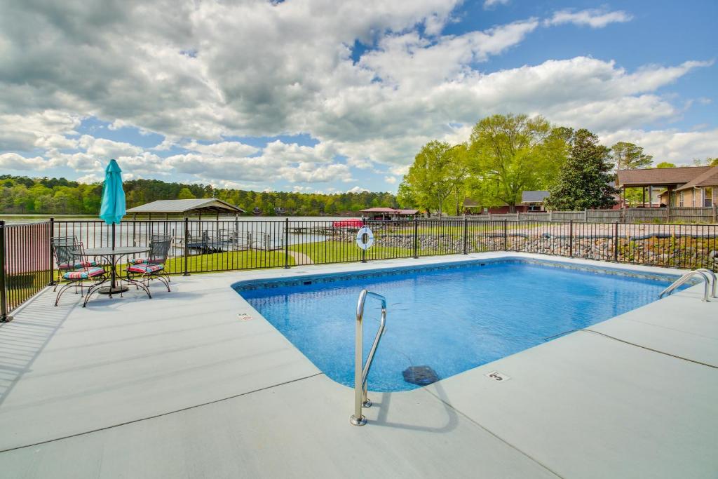 Stunning Lake Hamilton Getaway with Hot Tub!, Hot Springs (updated ...