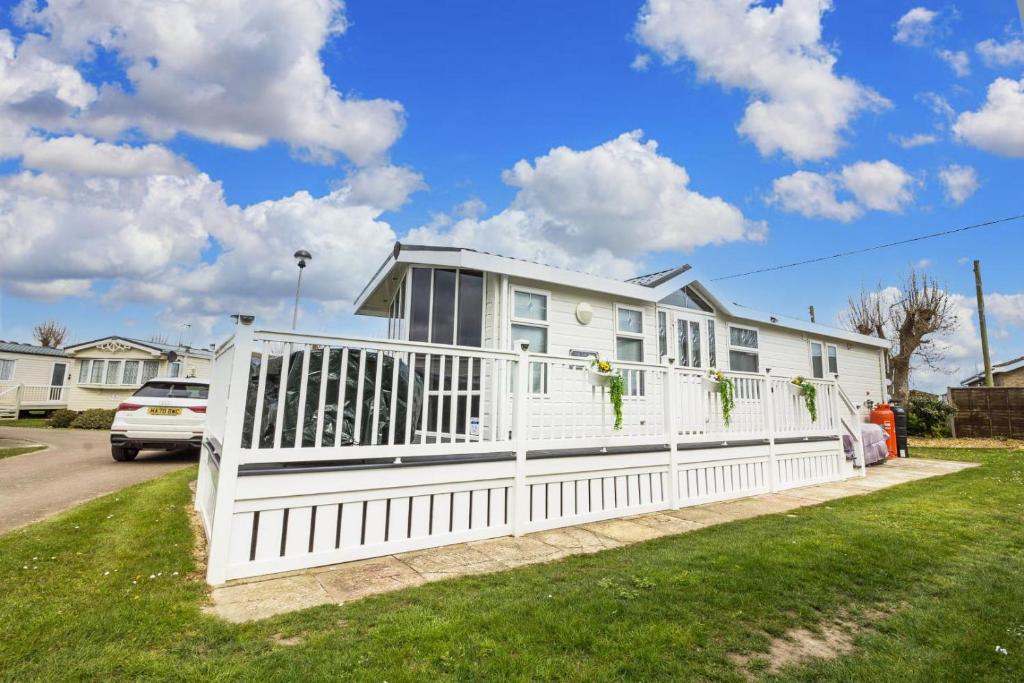 Great 6 Berth Spacious Caravan With Large Outdoor Space Ref 50056l ...