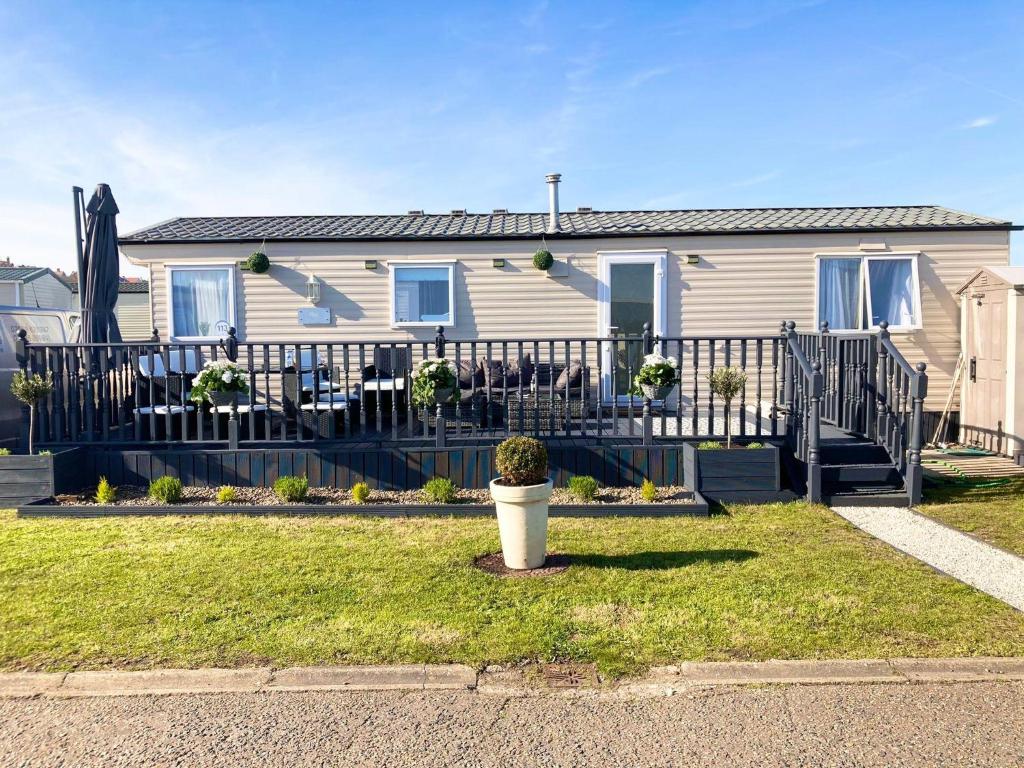 6 Berth Caravan With Decking And Wifi At North Denes In Suffolk Ref ...