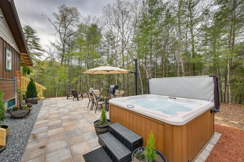 Scenic Murphy Cabin with Hot Tub, Fire Pit and Views, Murphy (updated ...