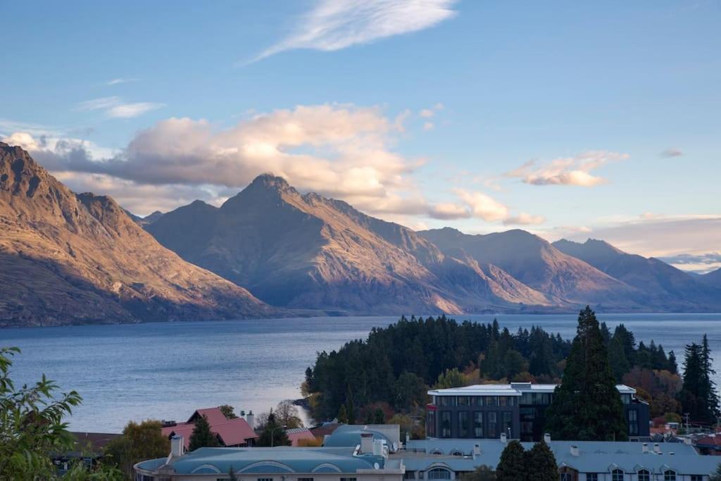 Villa Awa | Lake Views,bbq,fireplace, Free Parking - Queenstown, New Zealand