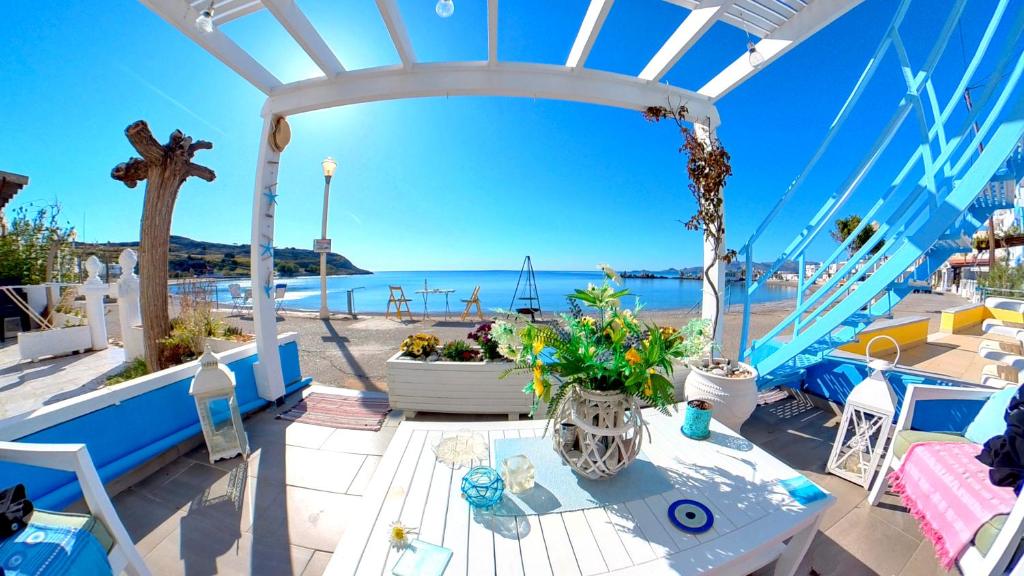 Beach Studio - Sleeps 2 & Private Ocean Terrace, Haraki (updated prices ...