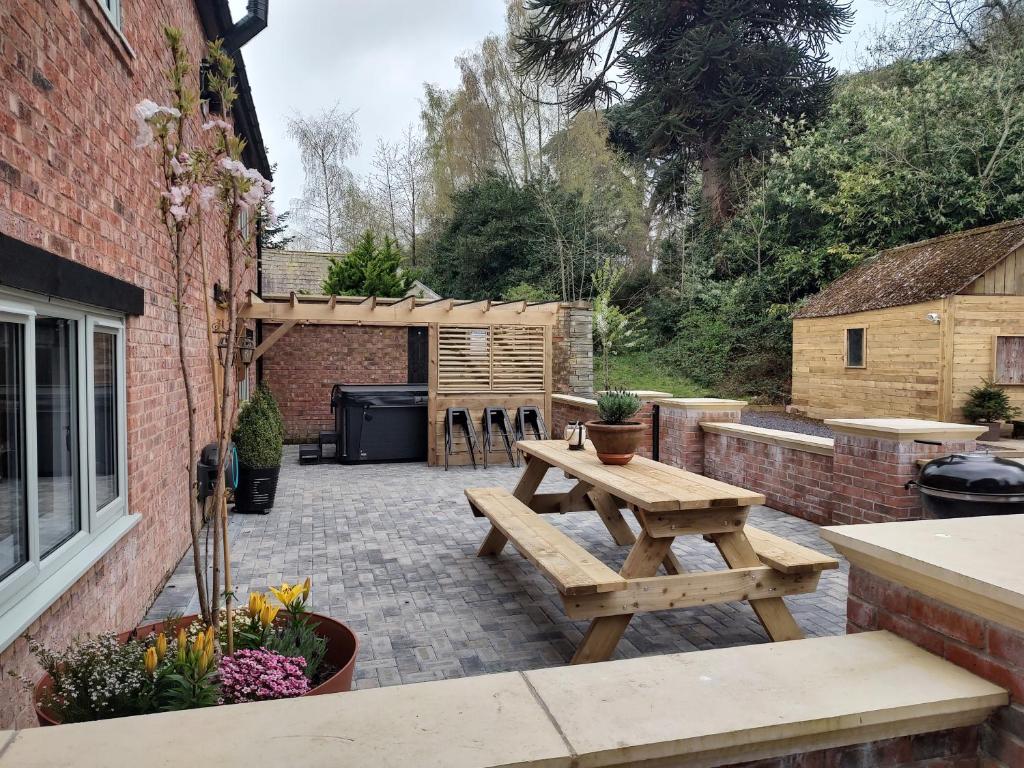 The Stables at Eriviat Hall, Henllan (updated prices 2026)