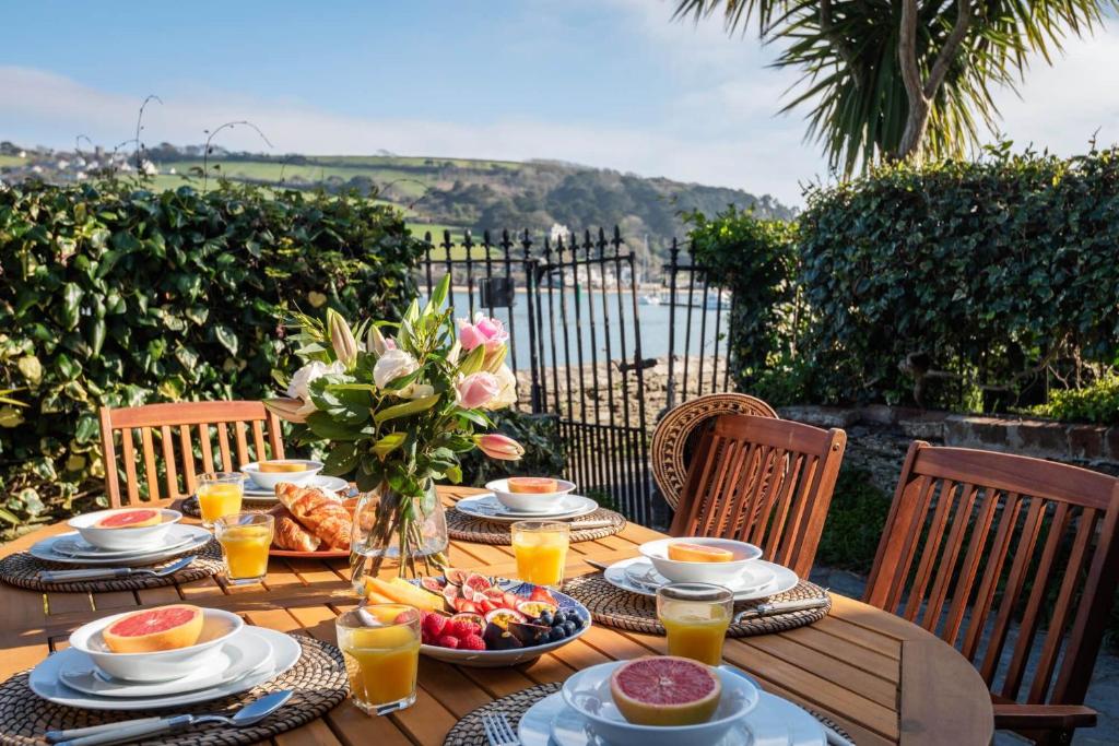 7 Victoria Quay, Salcombe (updated prices 2025)