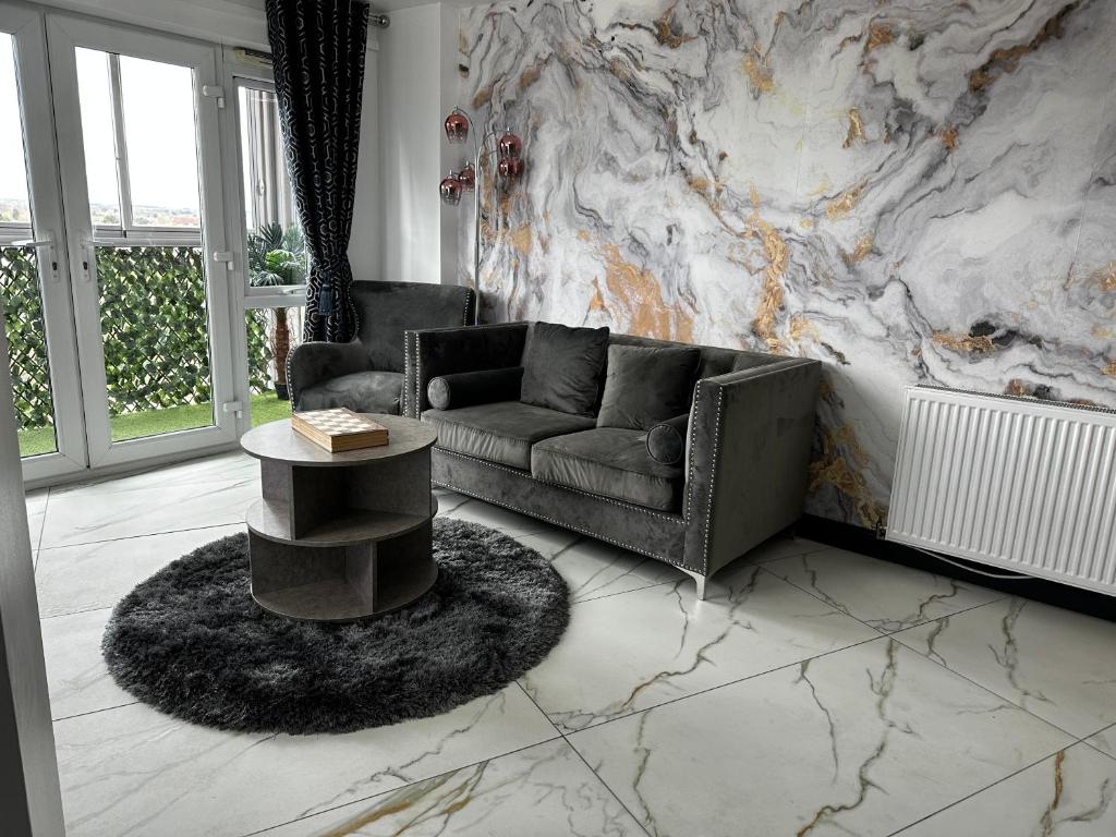 Two bed apartment with balcony Slough,Windsor,Legoland, Slough (updated ...