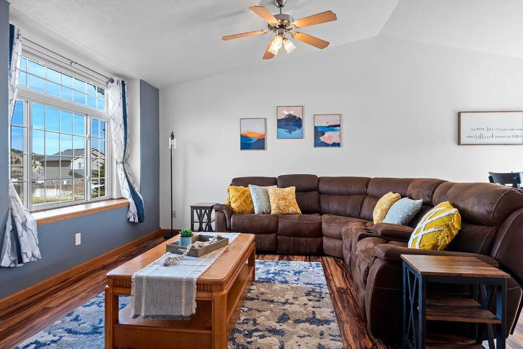 Stylish 5 BR- LG Fenced Backyard and Playground, Summerset (updated ...