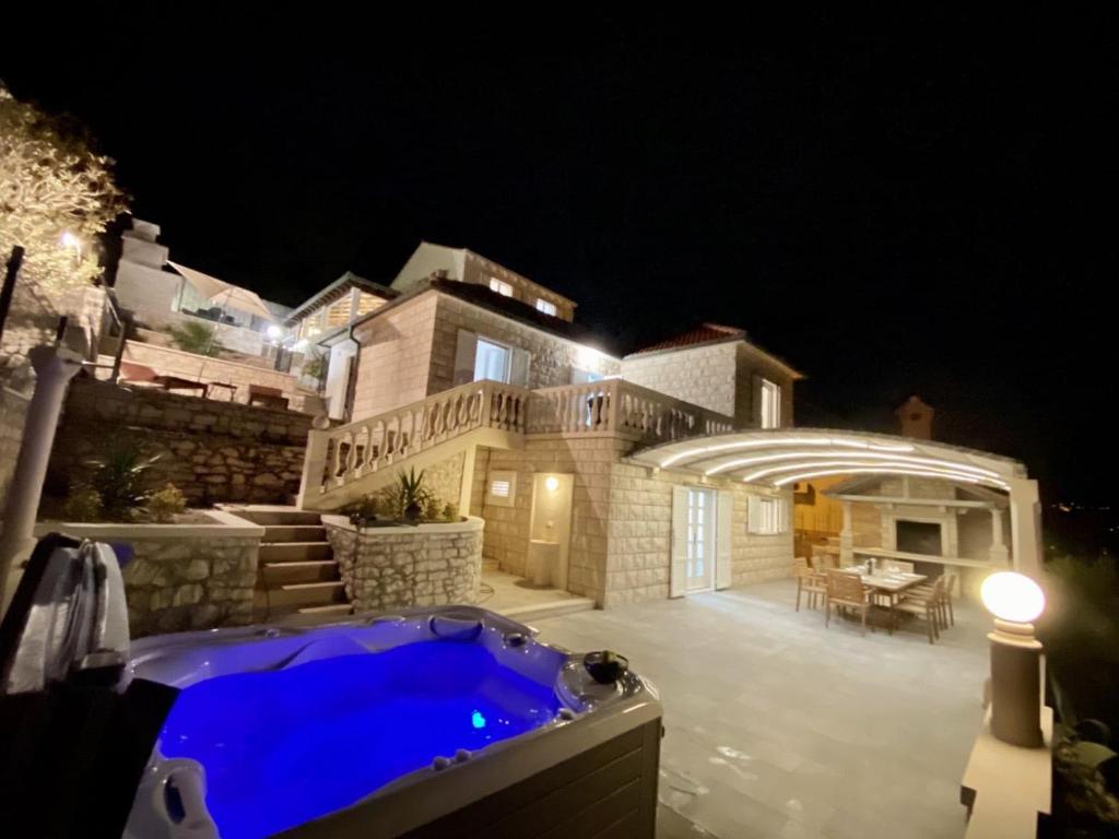 Villa Fjera with a sea view, hot tubs, terrace, BBQ, Pučišća ...