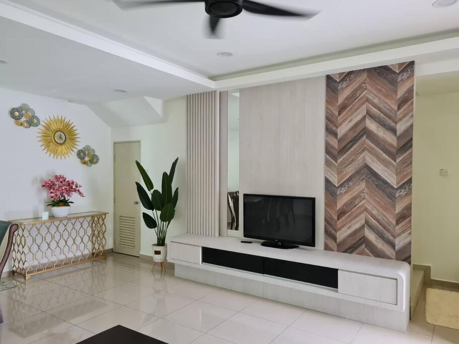 D'has Homestay, Tmn Seri Impian, Kluang, Johor, Layang Village (updated ...