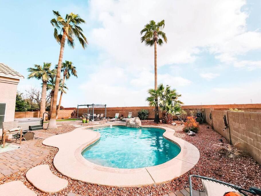 Luxury Pool Home! Amazing Back Yard Oasis, Avondale (updated prices 2026)