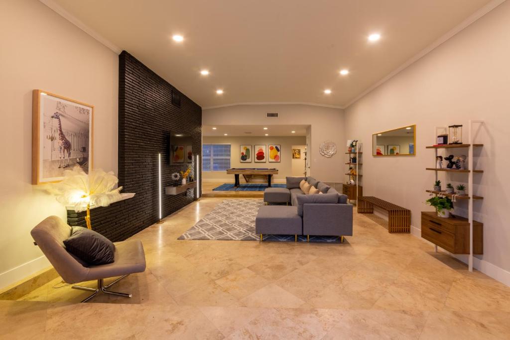 Super Fun Villa Game Room BY THE GLAMHOMES, North Miami Beach ...