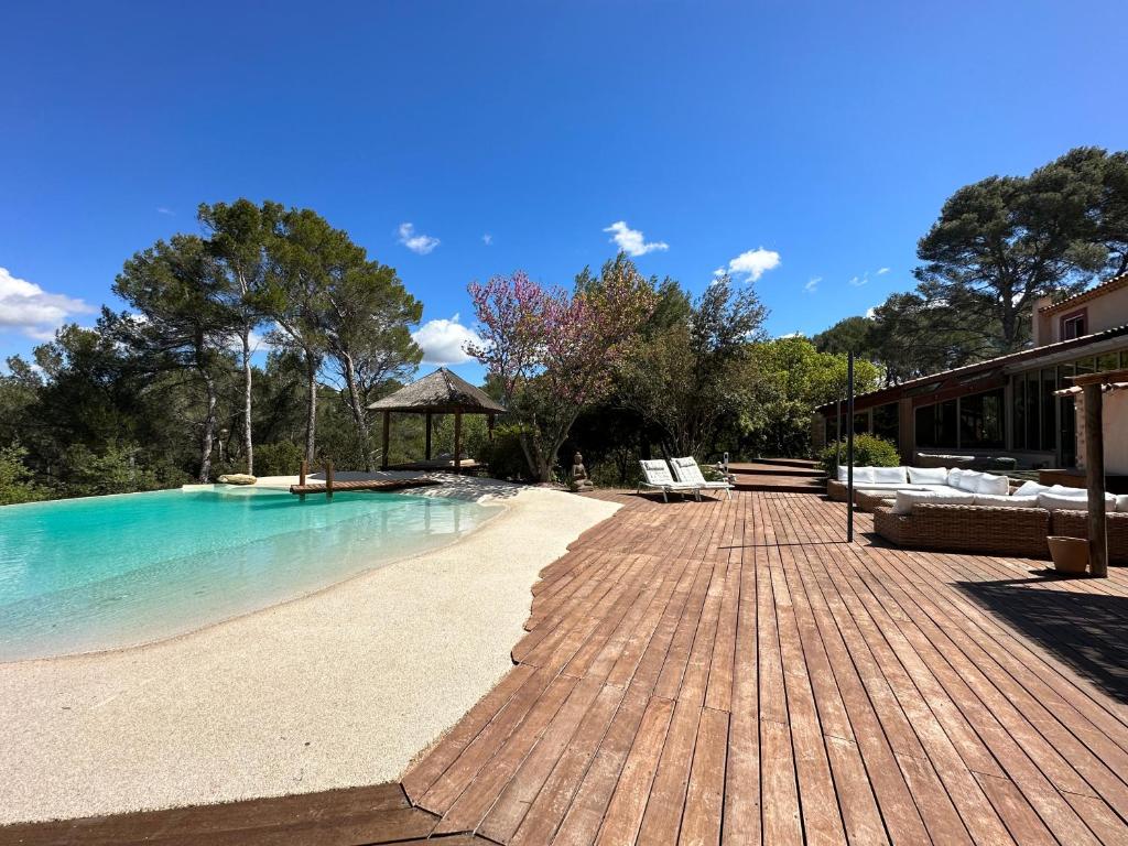 MAGNIFIQUE VILLA*PISCINE PLAGE*JACUZZI*3KM D'AIX*BABYFOOT*PÉTANQUE ...