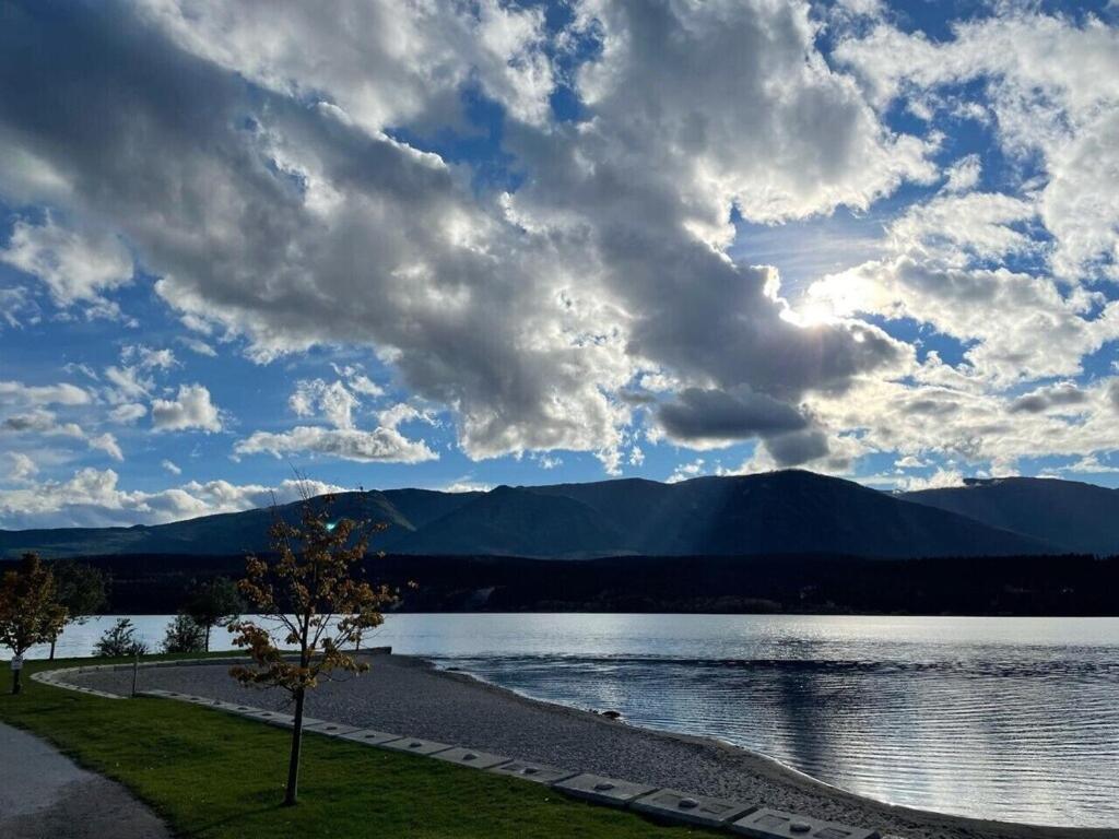 Akiskinook at Windermere Lake - Private beach access - New pool and hot ...