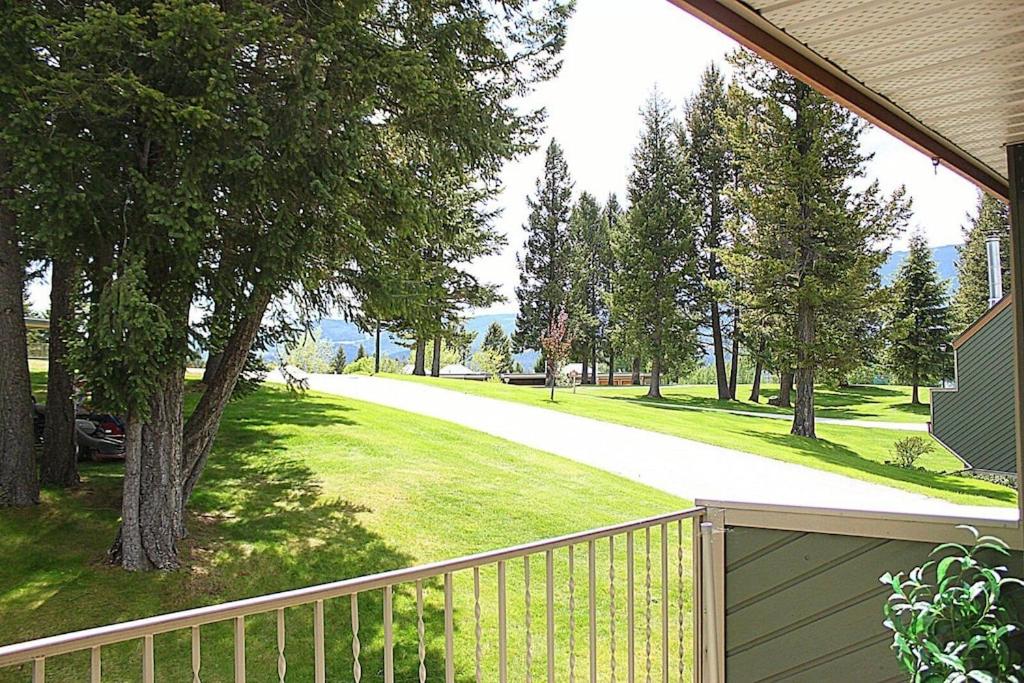 Akiskinook at Windermere Lake - Private beach access - New pool and hot ...