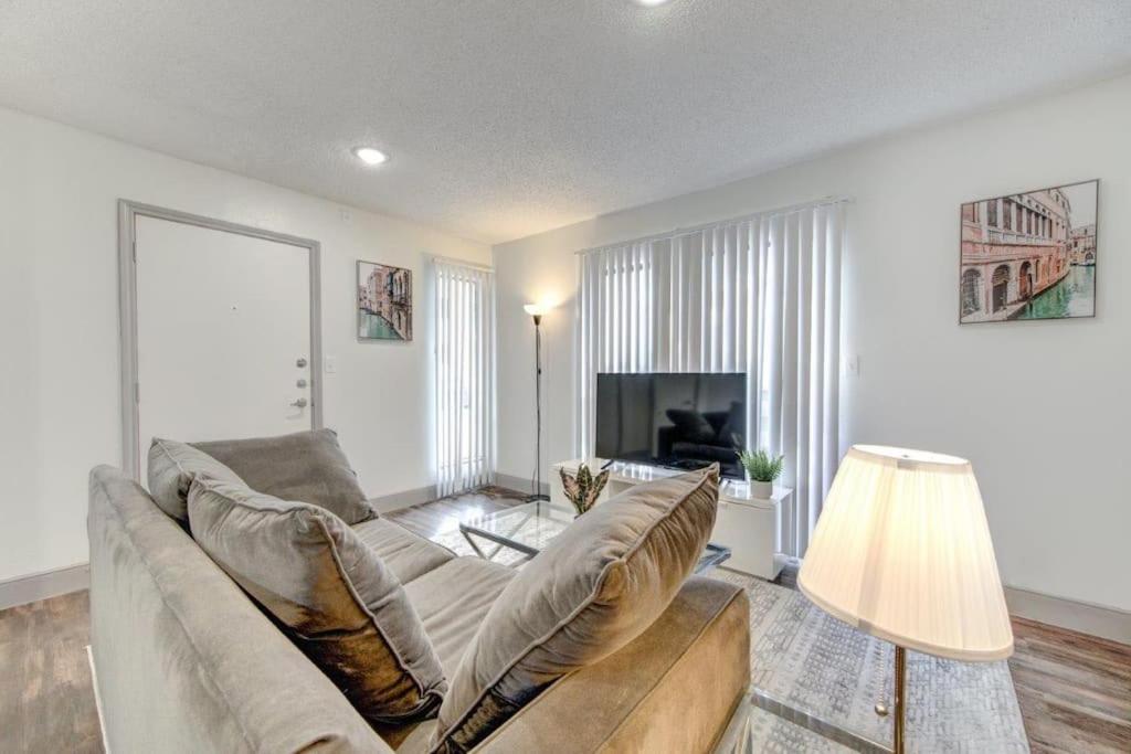Lux Suite /King Bed /Free parking/Pool/First floor, Houston (updated ...