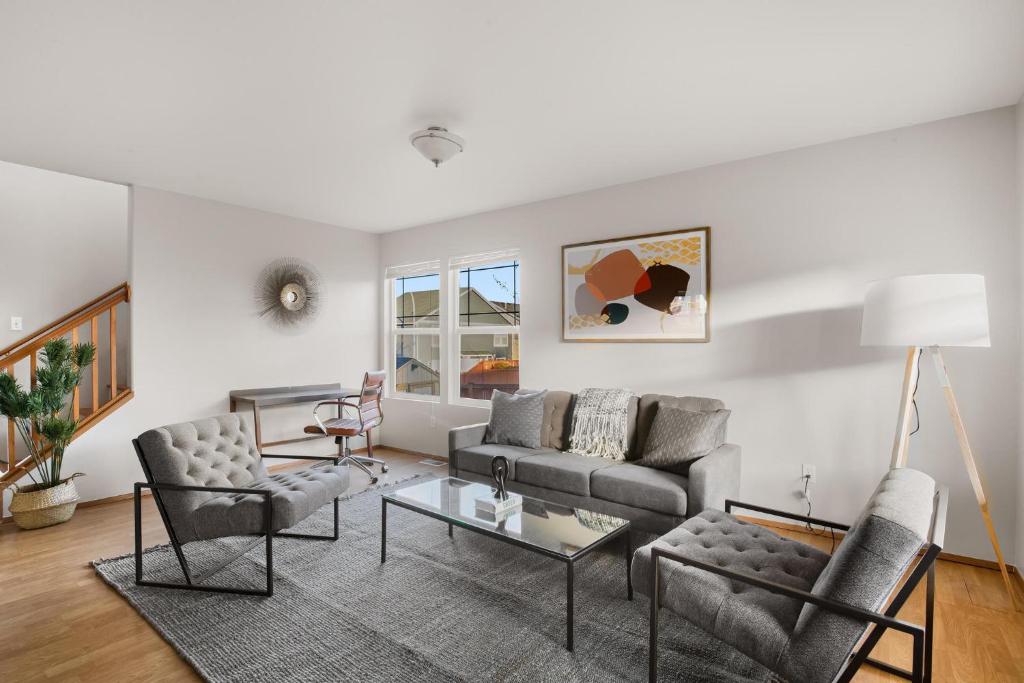 Beautiful 4BR House in Renton w/ Fenced Yard, Renton (updated prices 2025)
