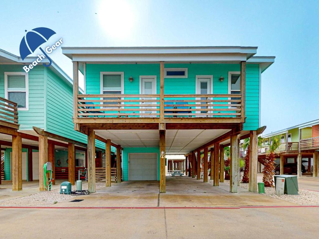 OV21 Beach House on Stilts located near the Beach, Shared Pool, Port ...
