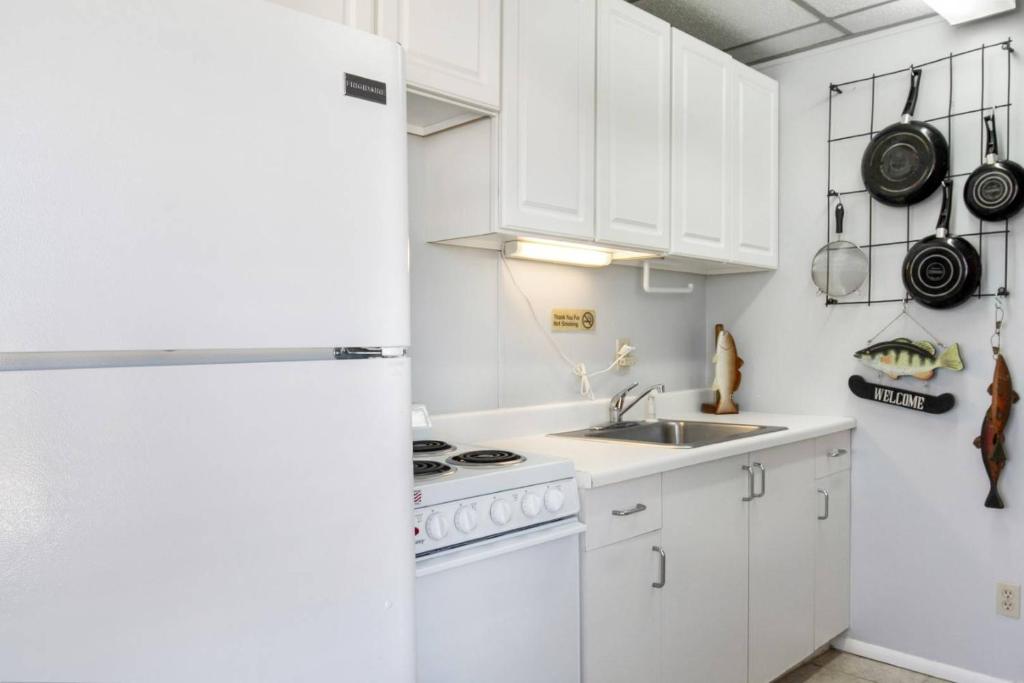 IR20 2nd Floor Studio Condo, 2 Shared Pools, 2 Boardwalks to Beach ...