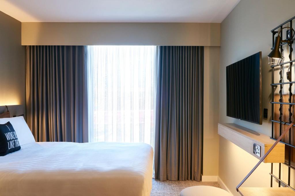 Moxy Slough, Slough (updated prices 2025)