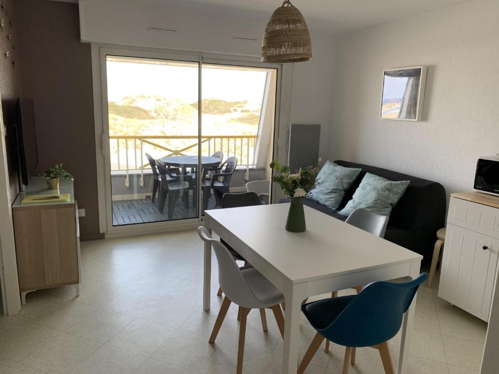 Appartement F2 avec balcon, à 2 pas de la plage, parking privé, animaux ...