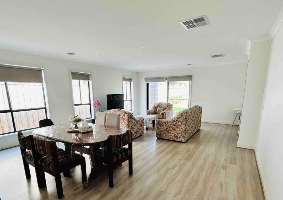Entire House -close to park and supermarket, Point Cook (aktualisierte ...