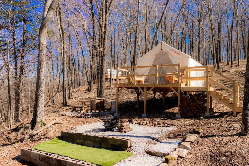 Tentrr Signature Site - OZ Outpost - The Lookout, Bentonville (precios ...