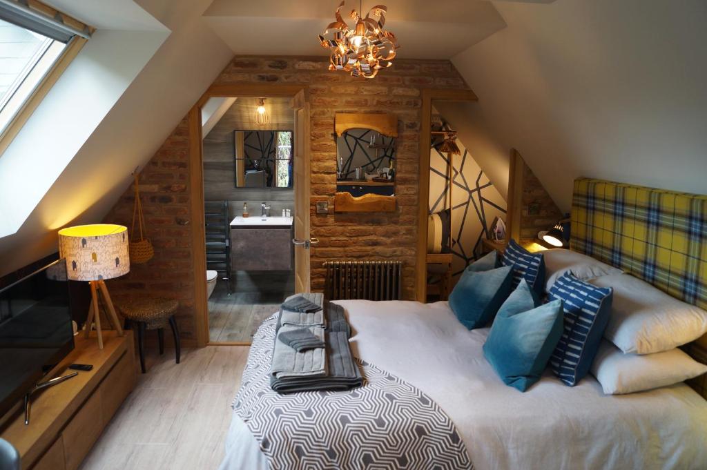 The Old Maple Lodge-Luxury Private Annex with a view in rural setting ...