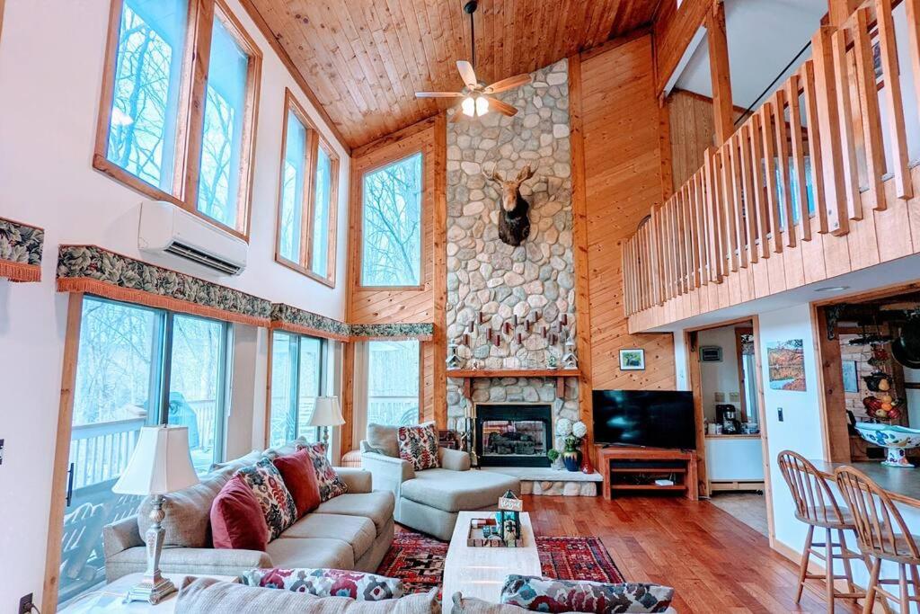 Beautiful, Spacious Poconos Cabin in Bushkill, Bushkill (updated prices ...