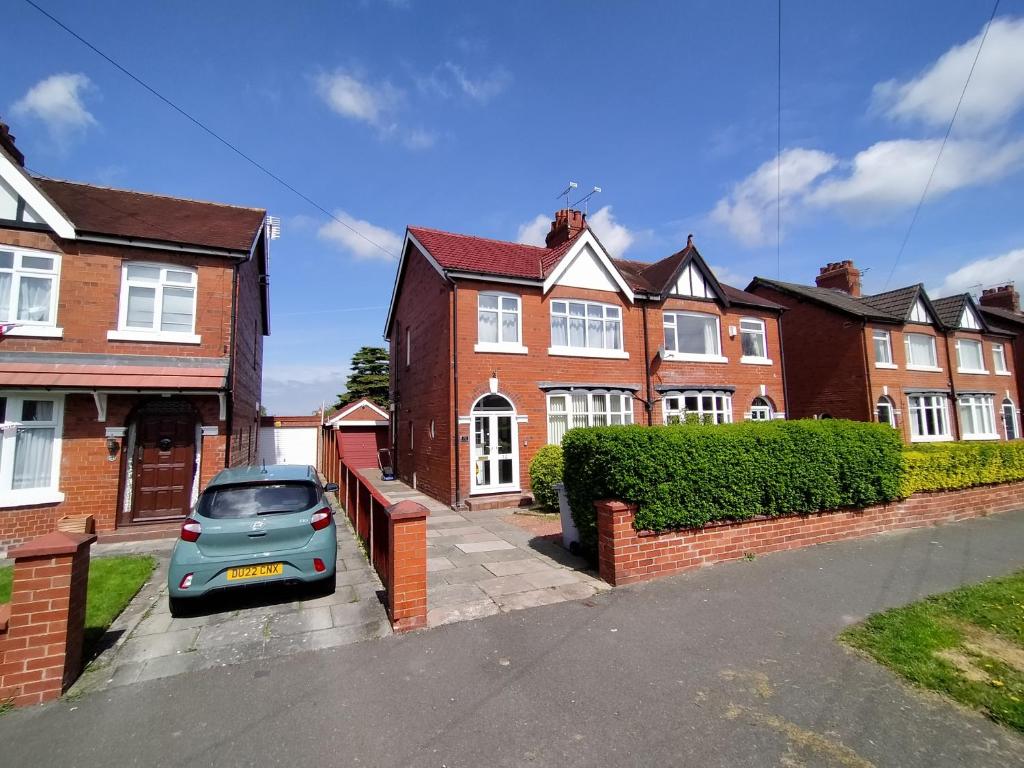 Moonlight House - sleeps 7, driveway, garden, Crewe (updated prices 2024)