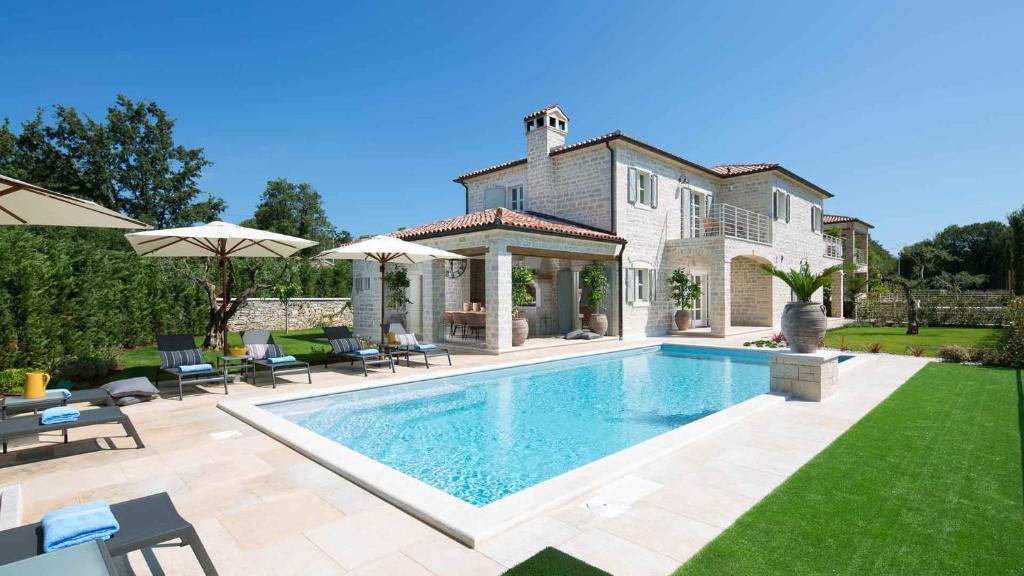Modern countryside villa with swimming pool in Kanfanar, Ladići ...