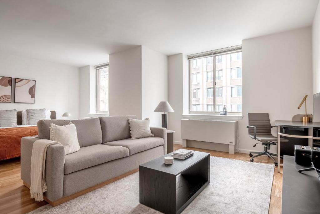 UES studio w elevator doorman nr Central Park NYC-1038, New York ...