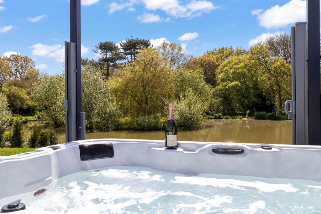 Choller Lake Lodges - Sunbeam Cabin With Private Hot Tub, Arundel ...