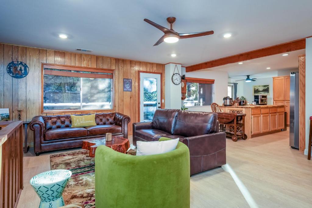 New Starlight Cabin with Hot tub -Firepit -Game room and more (アメリカ オーク ...