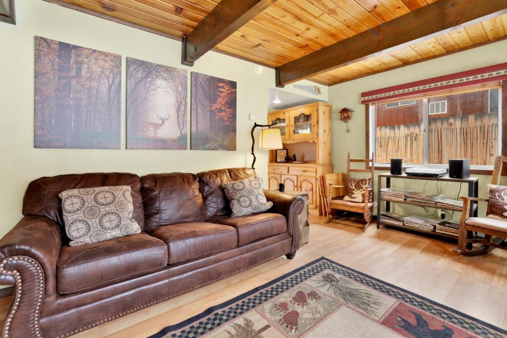 Crazy Bear Cabin- Cozy Modern Sugarloaf Cottage- Smart TVs- Fireplace ...