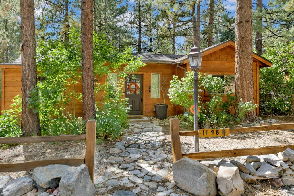 Fawnskin Cottage by Big Bear Vacations Adorable Single Level Relaxing ...