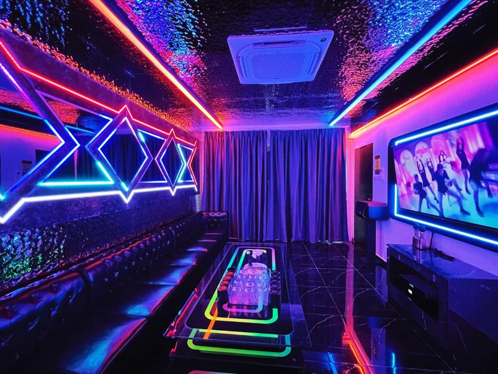 Dato Villa Luxury Homestay 12min to Jonker Street 26pax Private Pool ...