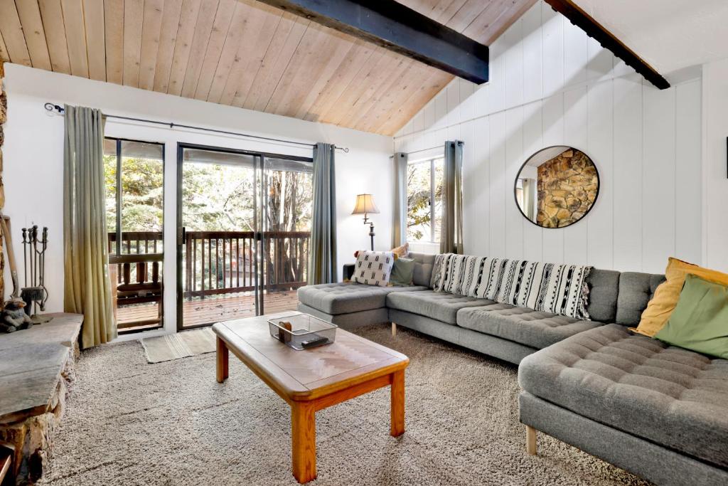 Slopeside Views Chalet- Hot Tub- Resort View Cozy Condo, Big Bear Lake ...