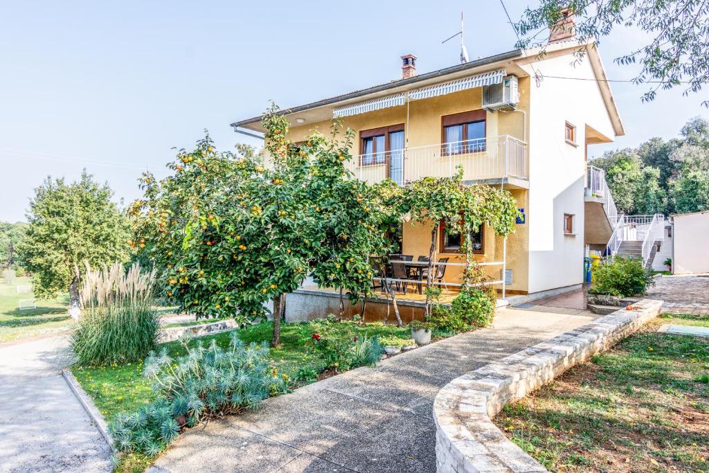 Apartments for families with children Banjole, Pula - 2258, Pula ...