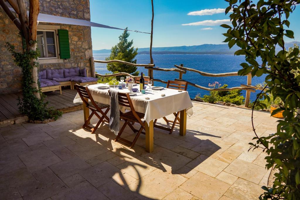 Traditional island Murvica house, Bol (updated prices 2025)