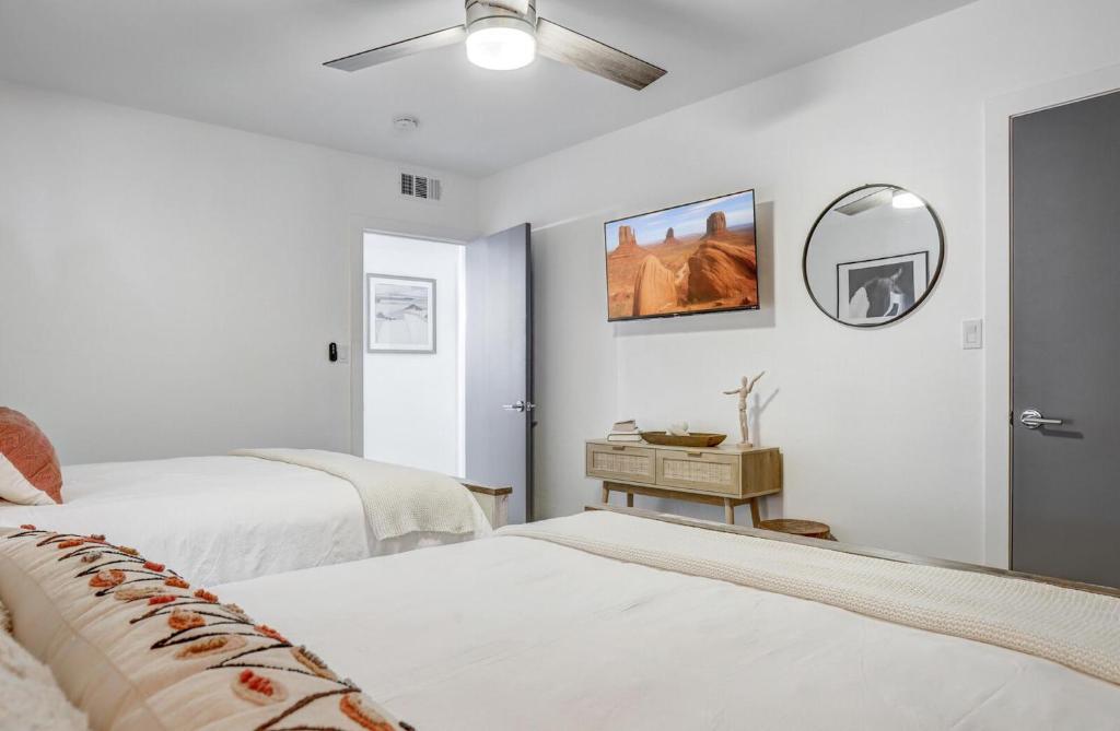 Hotel Homes - The Camelback Manor, Phoenix – Updated 2023 Prices