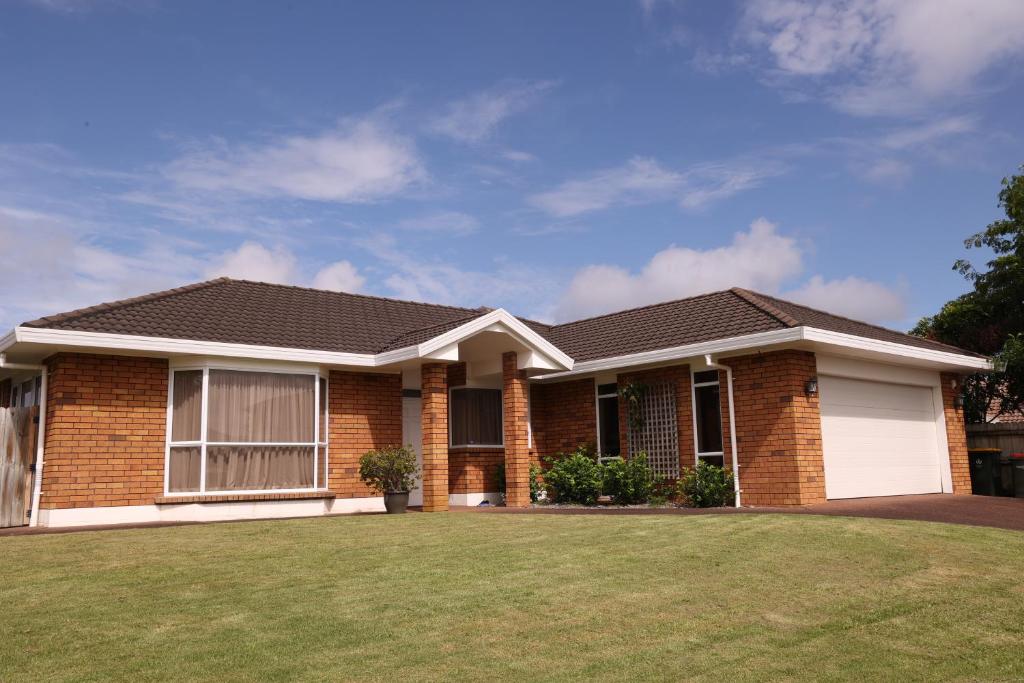 House Located at the centre of East Auckland walking to Botany ...