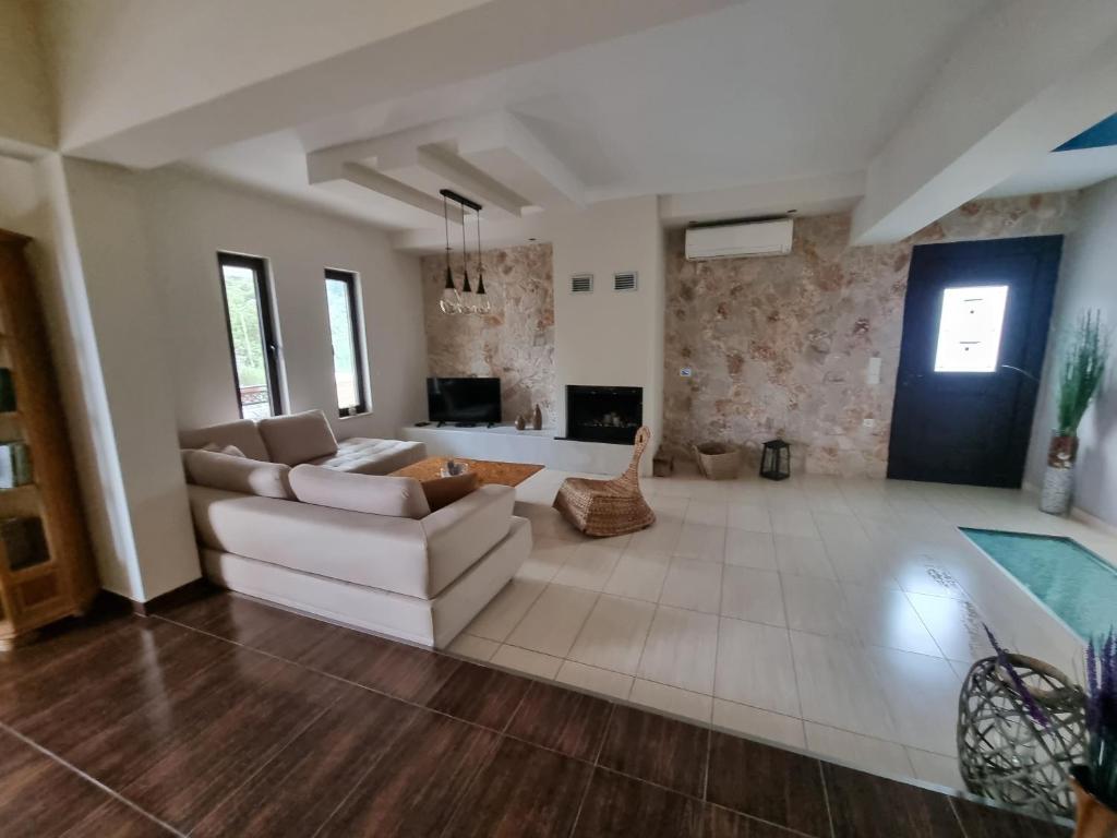 Precious Emma's House, Afantou (updated prices 2025)