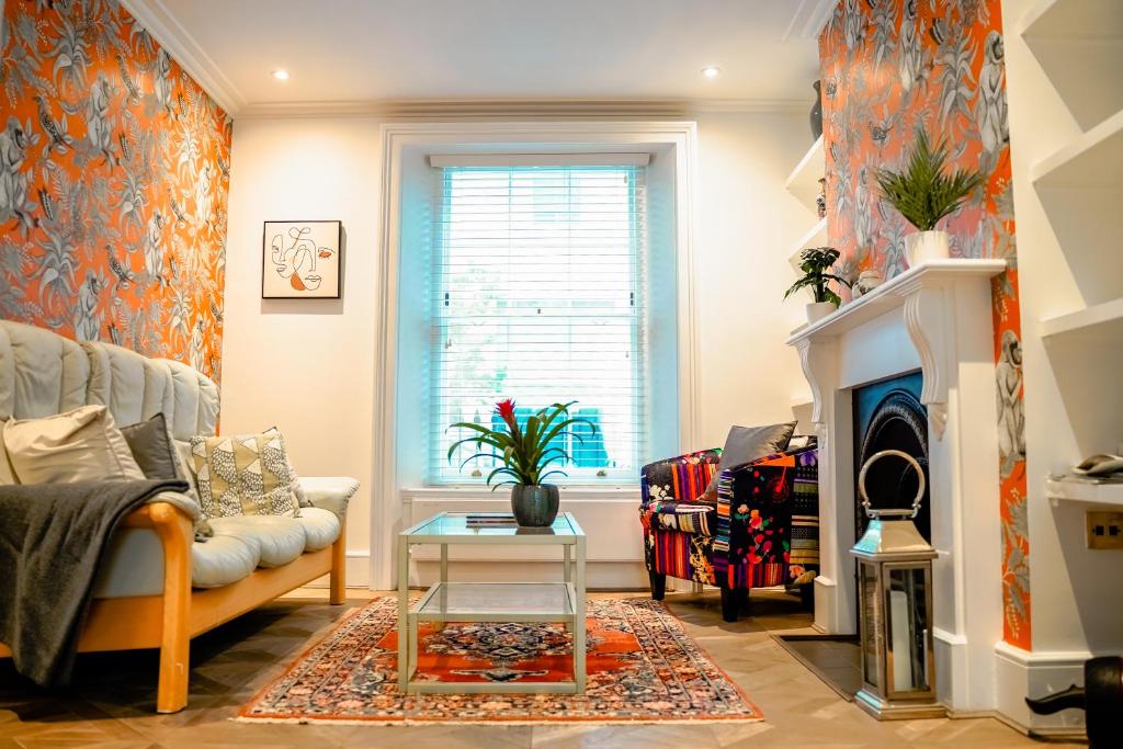 Beautiful & Historic Victoria 3BRs Retreat with AC ลอนดอน (ราคาอัปเดตปี ...