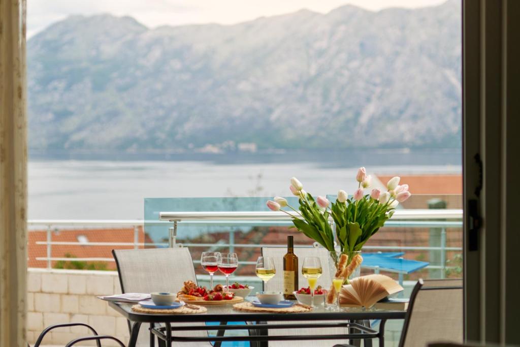 Nada's Ap with Pool and Sea View, Kotor (updated prices 2025)