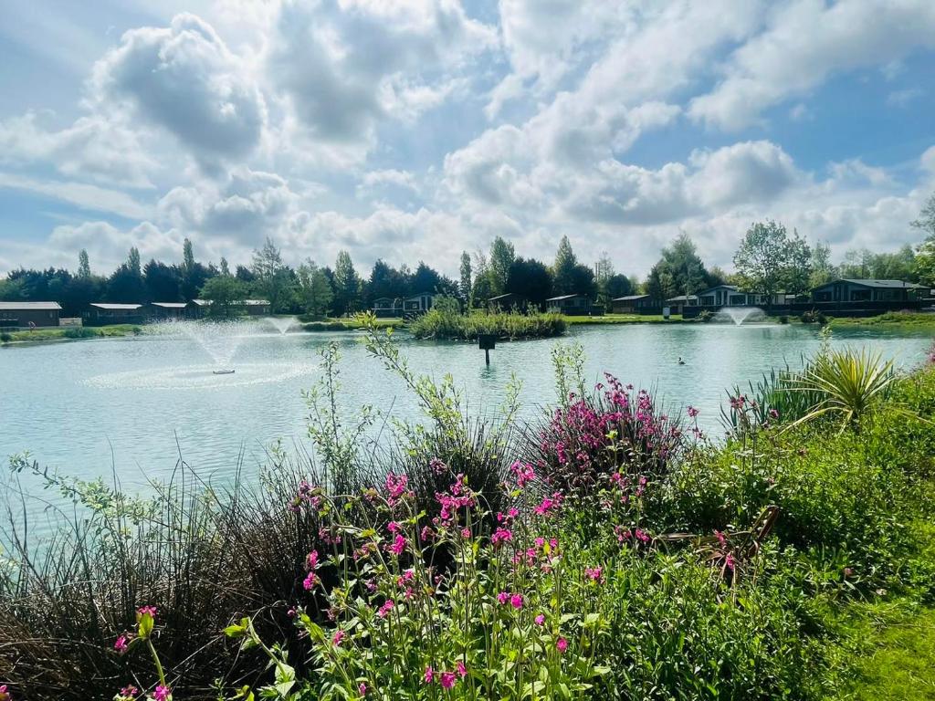 Lakeside Escape with Hot Tub, York (updated prices 2024)