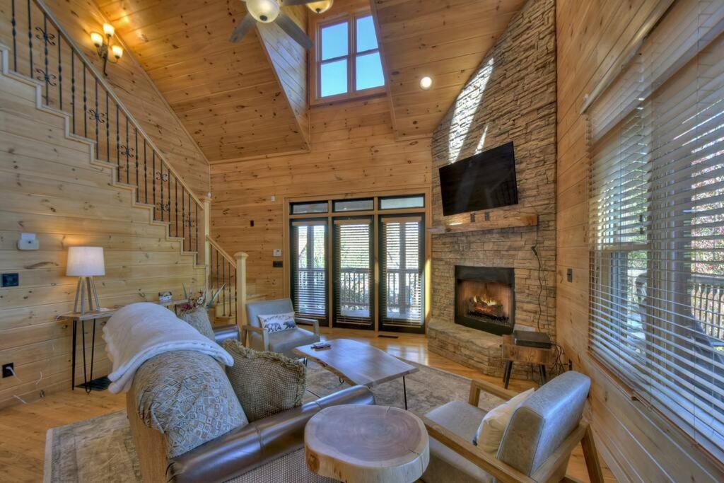 Mountain Solace w Mtn Views Paved Roads Hot Tub, Blue Ridge – Tarifs 2024