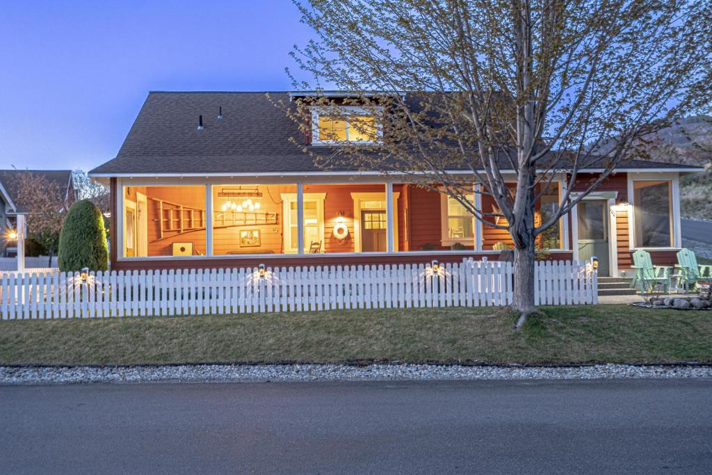 Oasis Cottage- Waterfront experience without the expensive fee ...