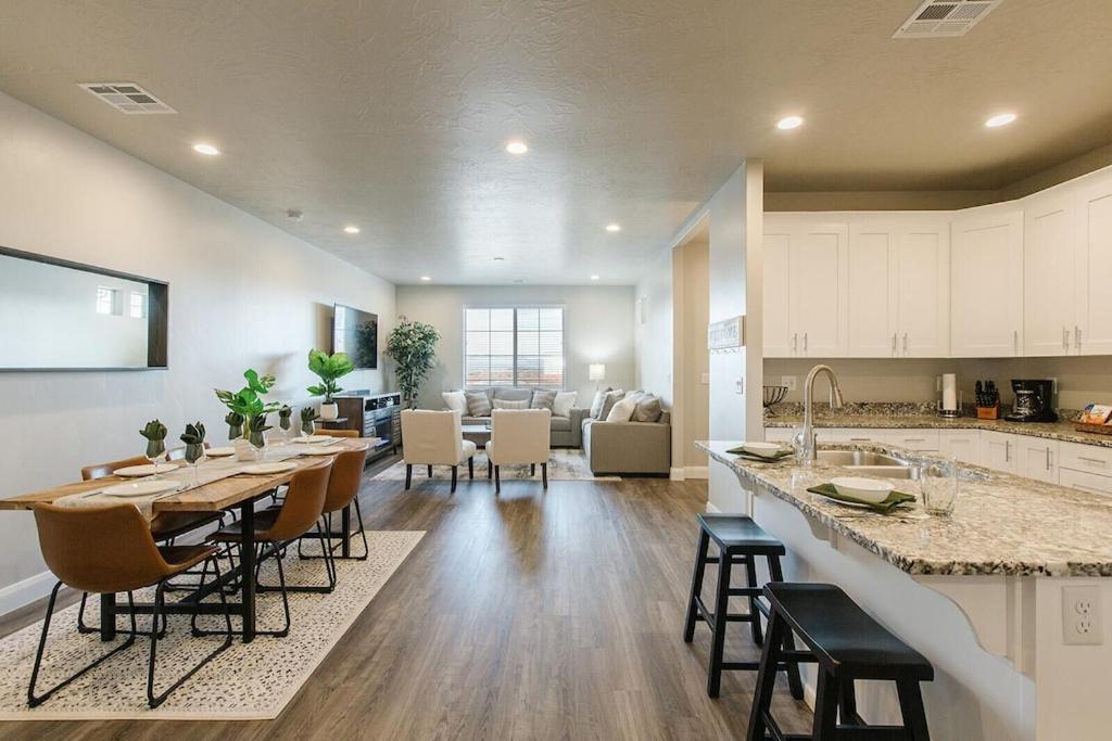 Escondido 1101 Kennedys Hugs Home sleeps 10 guest 3 bedrooms ...