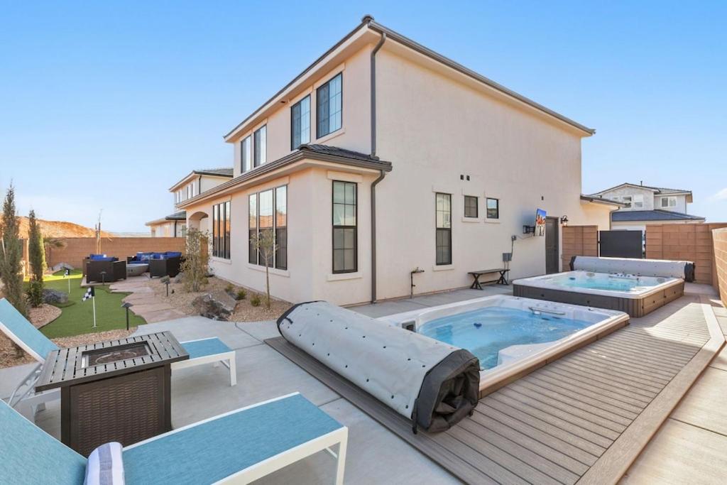 1308 Luxury Private Swim Spas, Putting Green, Ping Pong Table, and Game ...