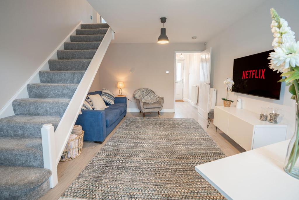 2 Bed Home - HS2, NEC, Resorts World & BHX Airport, Marston Green ...